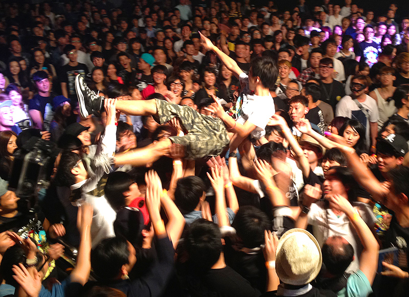 hardpack concert hong kong lmf josie ho kitec crowd surf stage dive ...